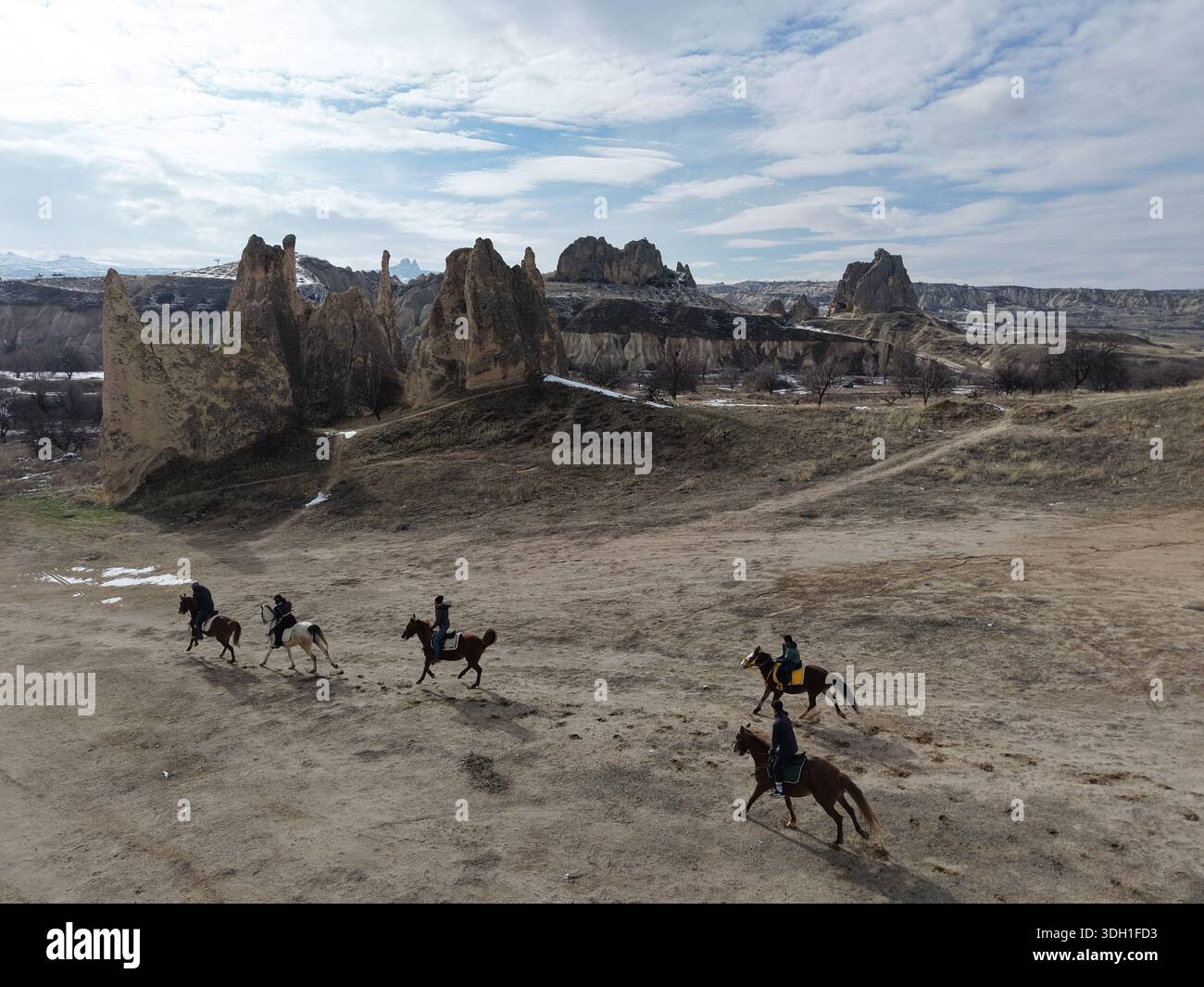 (260119) -- CAPPADOCIA, Jan. 19, 2026 (Xinhua) -- Tourists ride horses ...