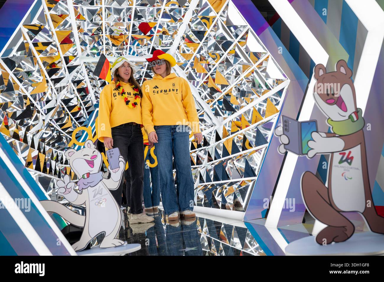 Munich, Germany. 19th Jan, 2026. Kira Weidle-Winkelmann (l) and Emma ...