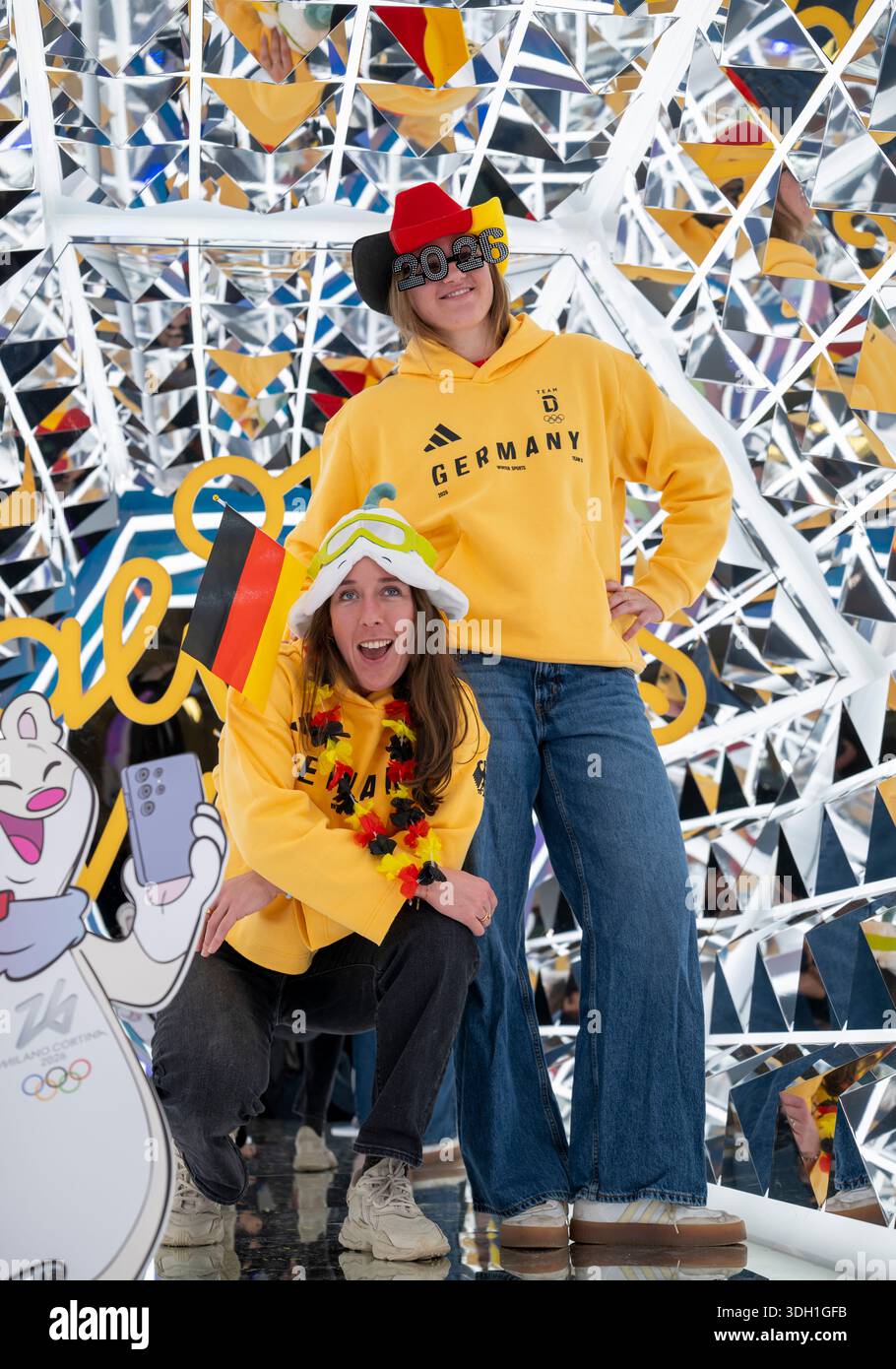 Munich, Germany. 19th Jan, 2026. Kira Weidle-Winkelmann (l) and Emma ...