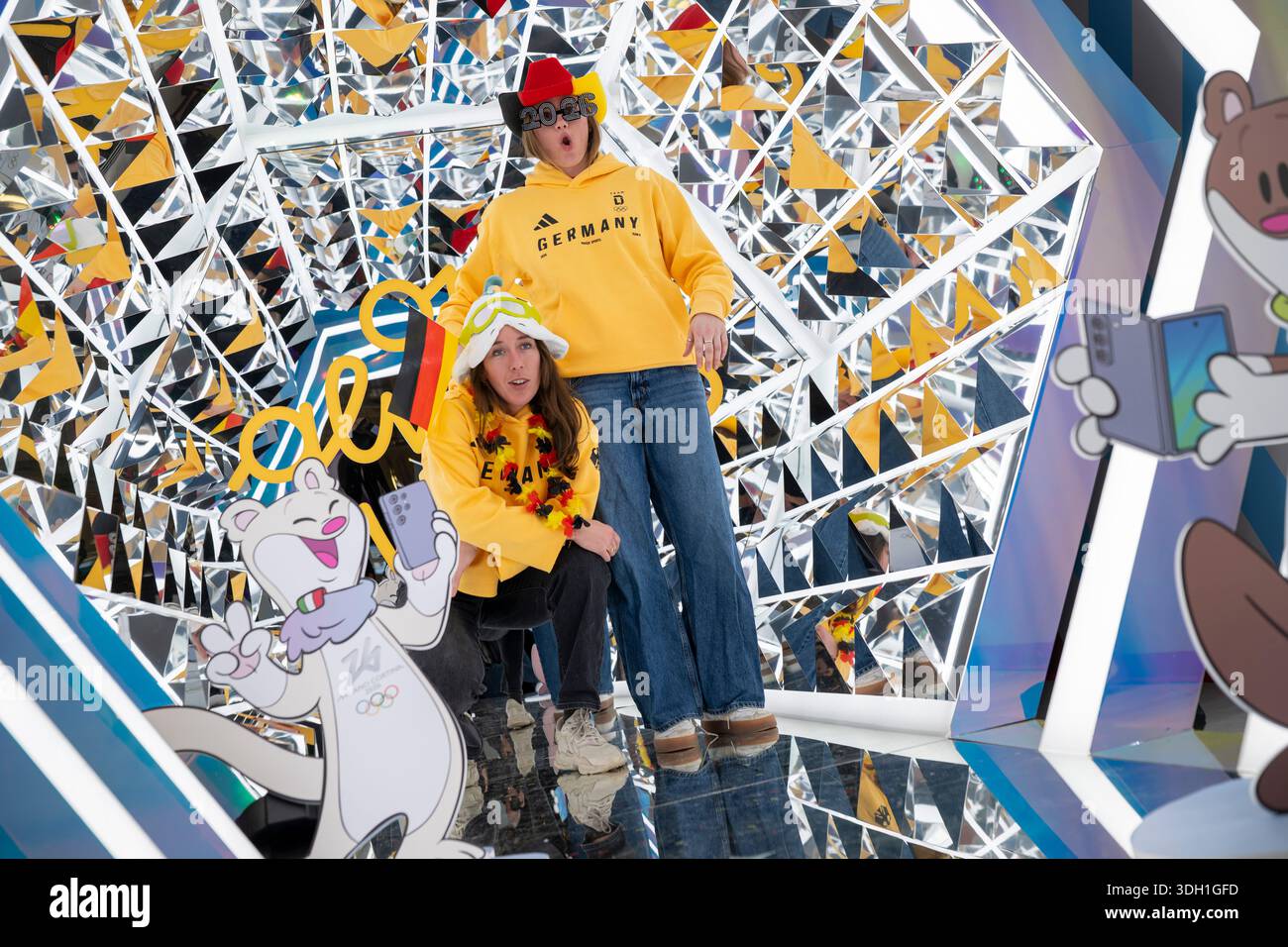 Munich, Germany. 19th Jan, 2026. Kira Weidle-Winkelmann (l) and Emma ...