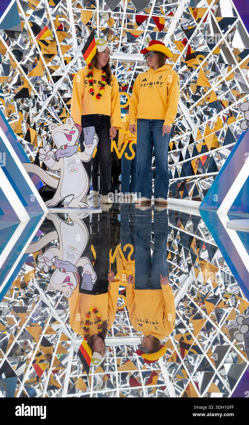 Munich, Germany. 19th Jan, 2026. Kira Weidle-Winkelmann (l) and Emma ...