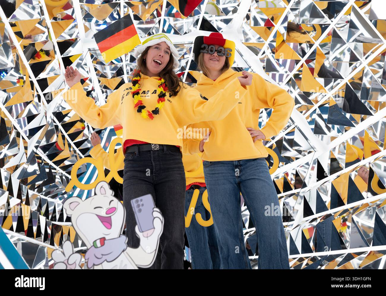 Munich, Germany. 19th Jan, 2026. Kira Weidle-Winkelmann (l) and Emma ...