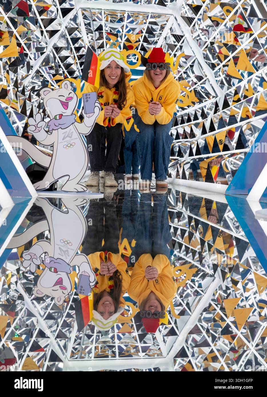 Munich, Germany. 19th Jan, 2026. Kira Weidle-Winkelmann (l) and Emma ...