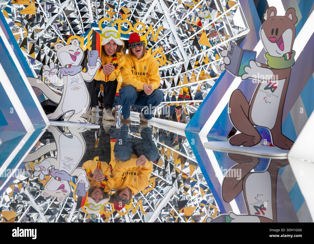 Munich, Germany. 19th Jan, 2026. Kira Weidle-Winkelmann (l) and Emma ...