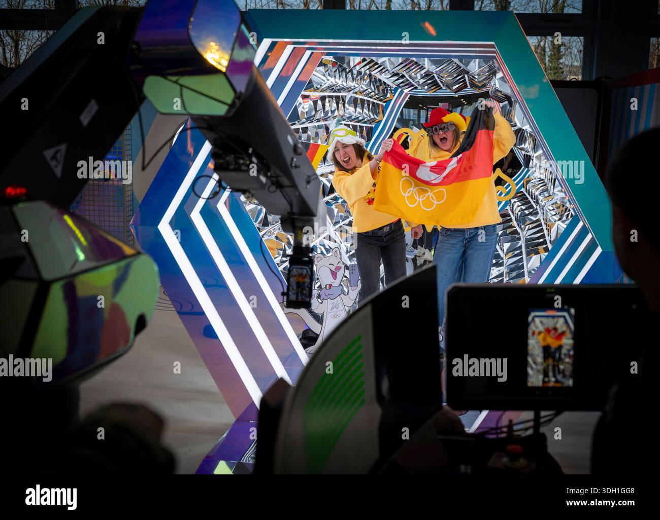 Munich, Germany. 19th Jan, 2026. Kira Weidle-Winkelmann (l) and Emma ...