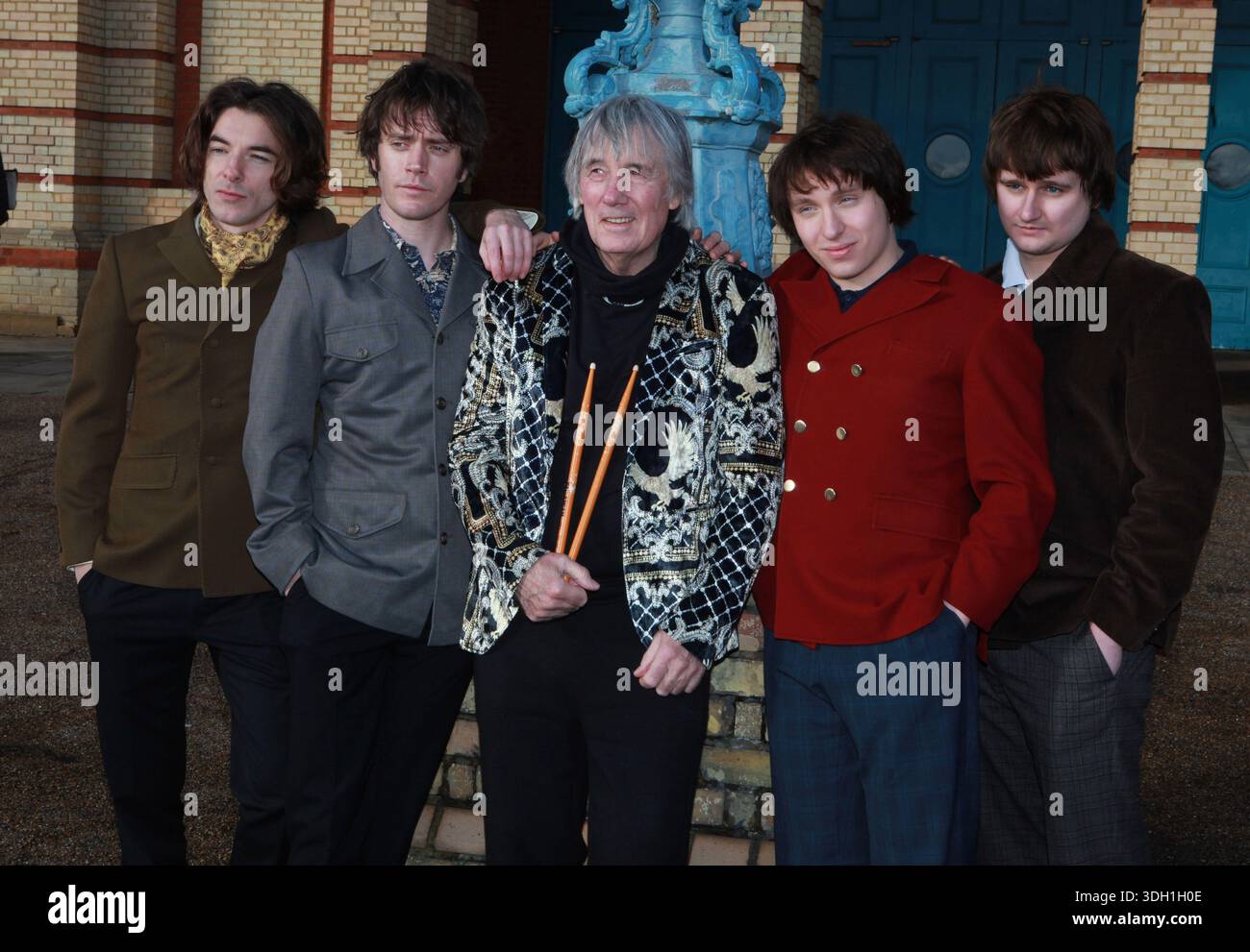 London, UK. Former The Kinks drummer Mick Avory (centre) with the cast ...