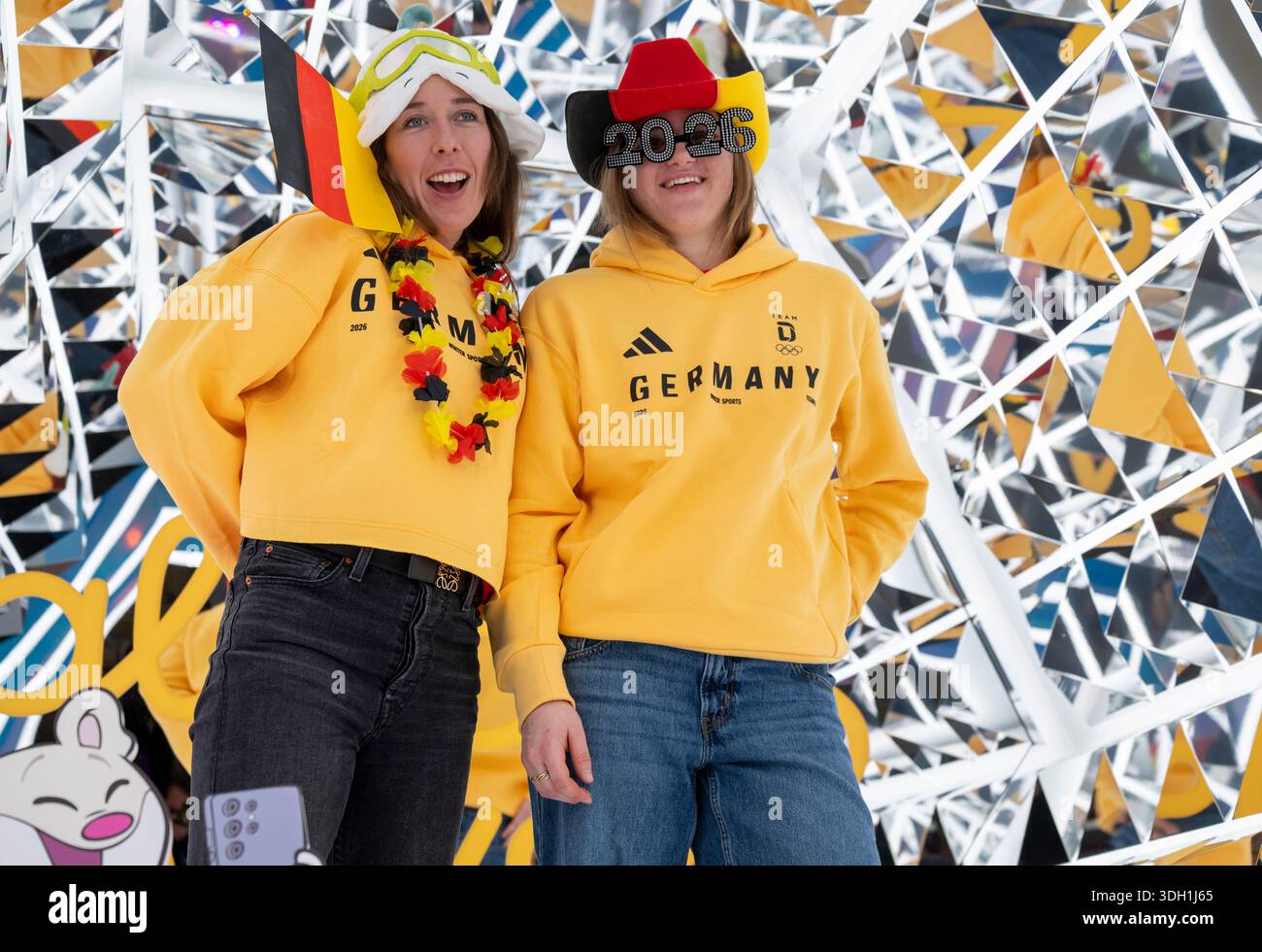 Munich, Germany. 19th Jan, 2026. Kira Weidle-Winkelmann (l) and Emma ...