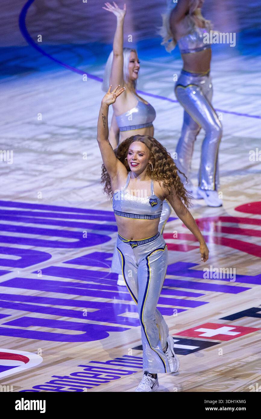 London, UK. 18th Jan, 2026. The Grizz Girls wave to the crowd as they ...
