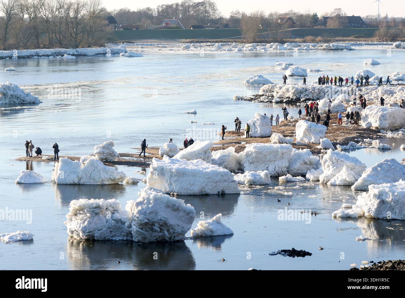 Geesthacht, Germany. 19th Jan, 2026. Large ice floes can be seen on the ...
