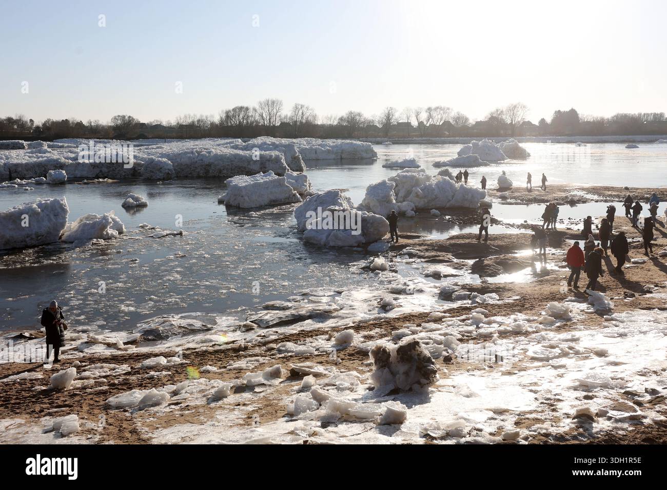 Geesthacht, Germany. 19th Jan, 2026. Large ice floes can be seen on the ...