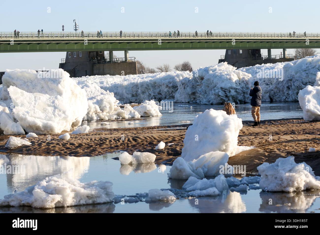 Geesthacht, Germany. 19th Jan, 2026. Large ice floes can be seen on the ...