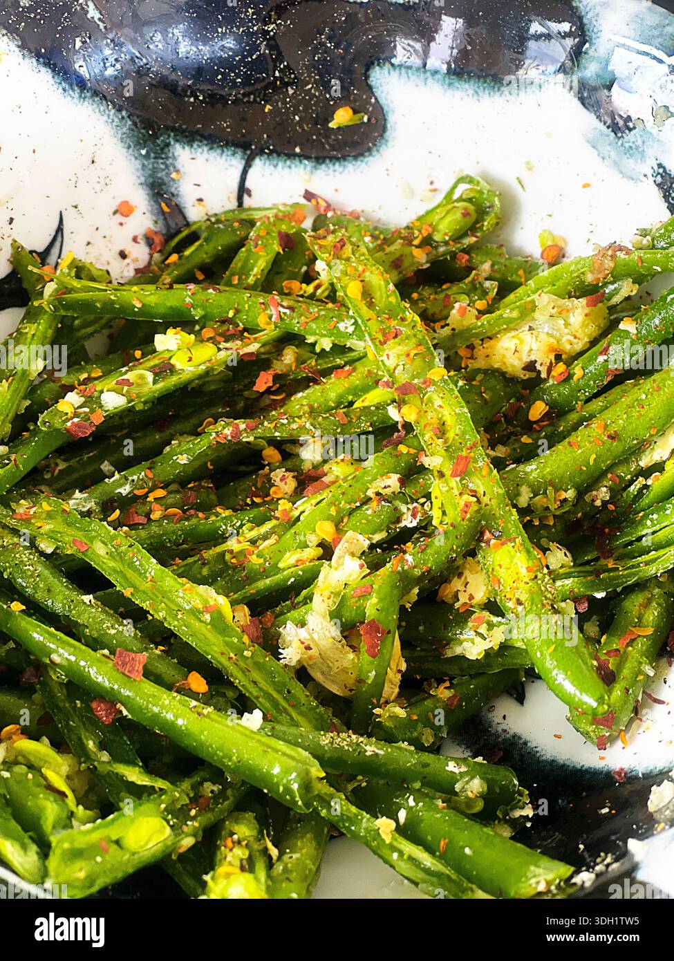 Green beans seasoned with garlic and red pepper Stock Photo - Alamy