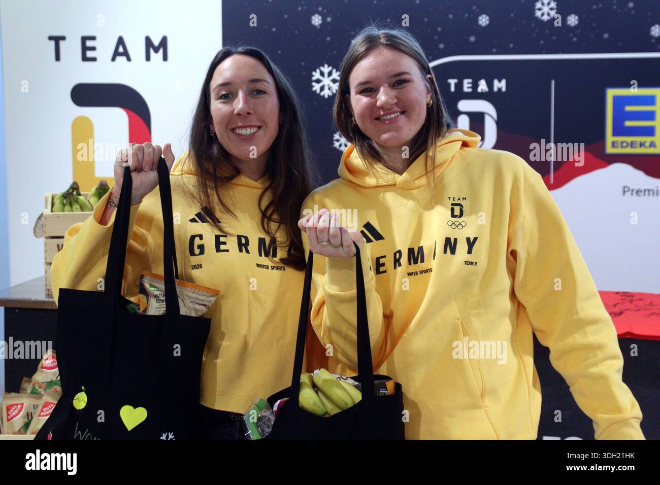 MUNICH, GERMANY - JANUARY 19: Emma Aicher (Alpine skiing) and Kira ...