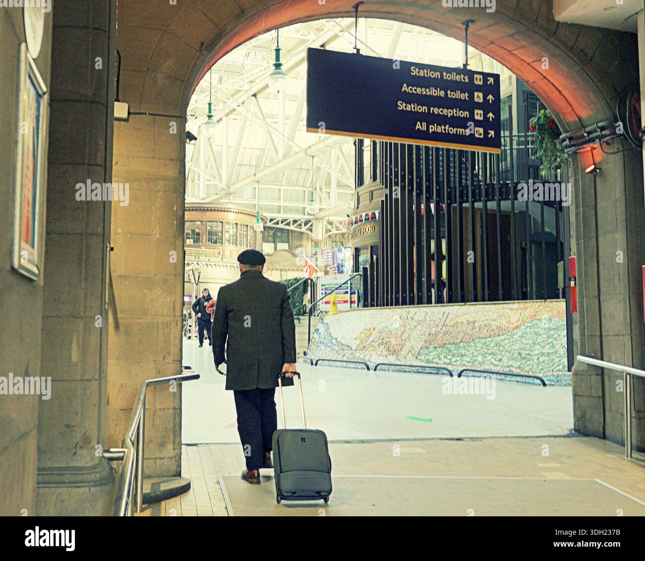 Glasgow, Scotland, UK. 19th January, 2026. UK Weather: Central railway ...