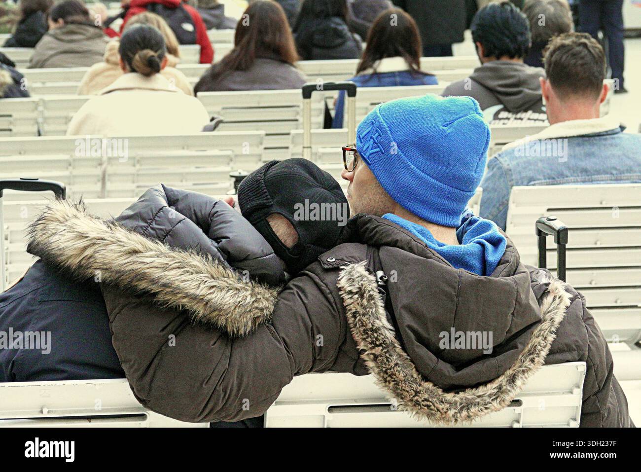 Glasgow, Scotland, UK. 19th January, 2026. UK Weather: Central railway ...
