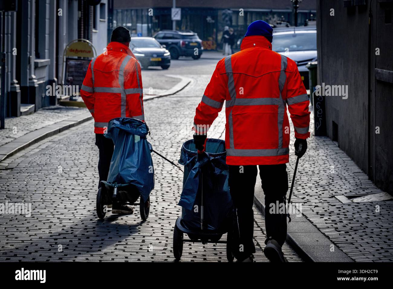 BREDA - Municipal employees are cleaning up paper litter. ROBIN UTRECHT ...