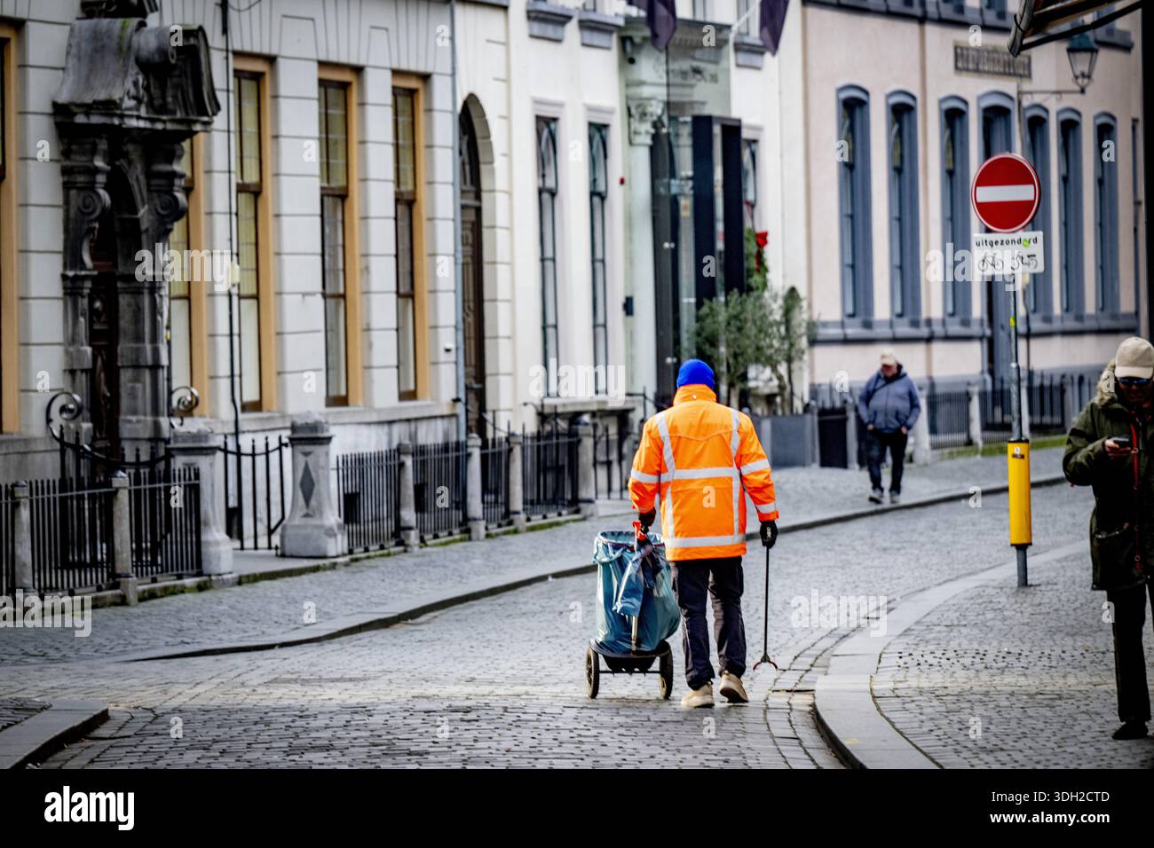 BREDA - Municipal employees are cleaning up paper litter. ROBIN UTRECHT ...