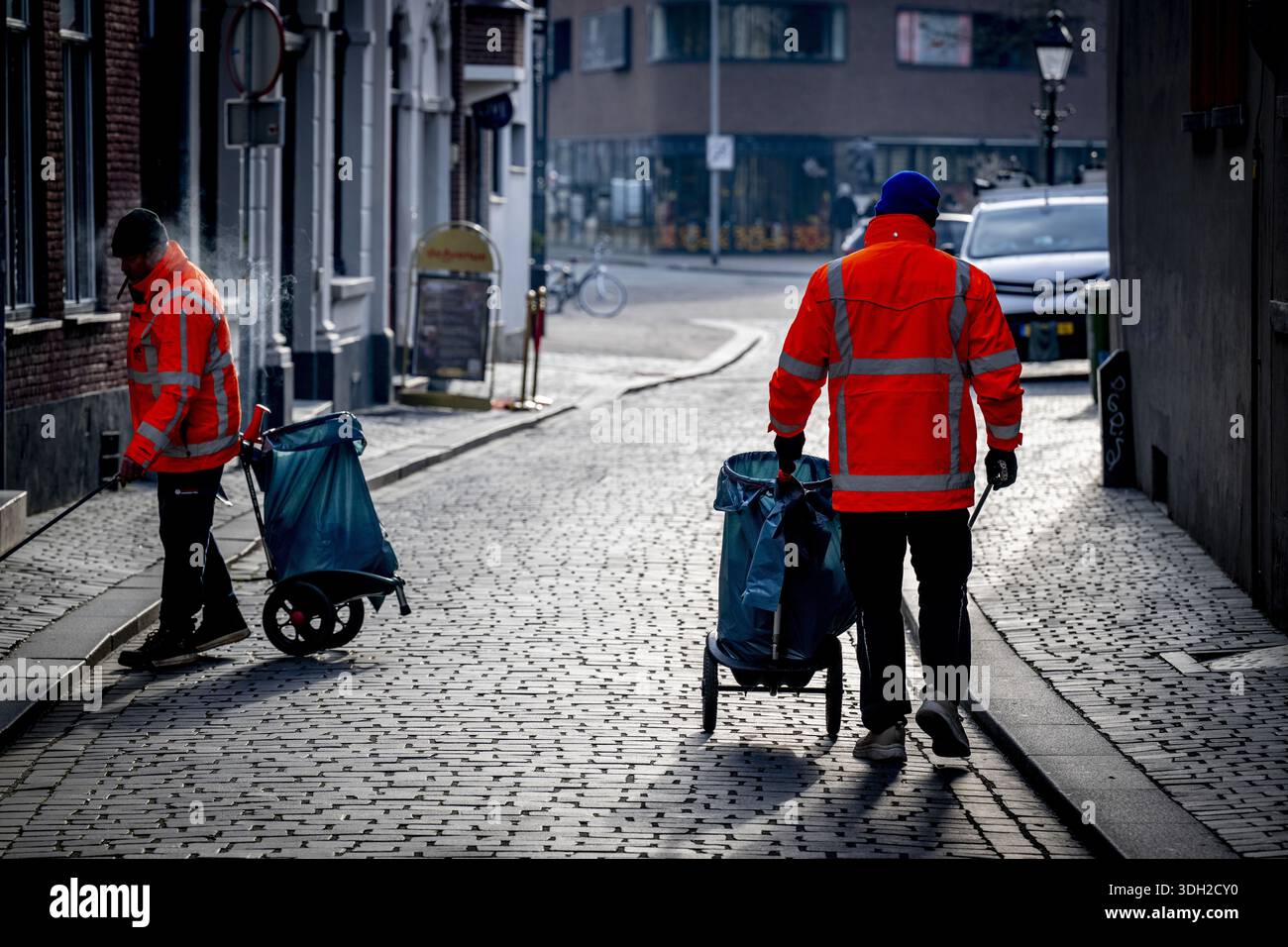 BREDA - Municipal employees are cleaning up paper litter. ROBIN UTRECHT ...