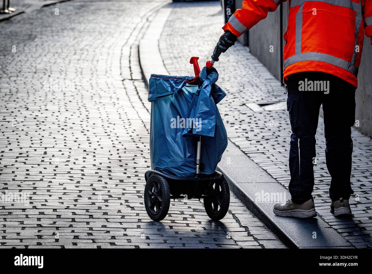 BREDA - Municipal employees are cleaning up paper litter. ROBIN UTRECHT ...