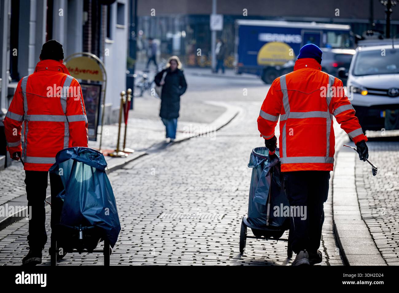 BREDA - Municipal employees are cleaning up paper litter. ROBIN UTRECHT ...