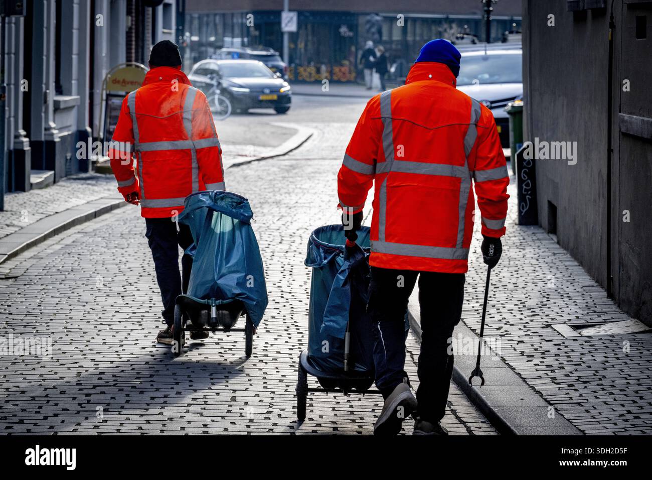 BREDA - Municipal employees are cleaning up paper litter. ROBIN UTRECHT ...