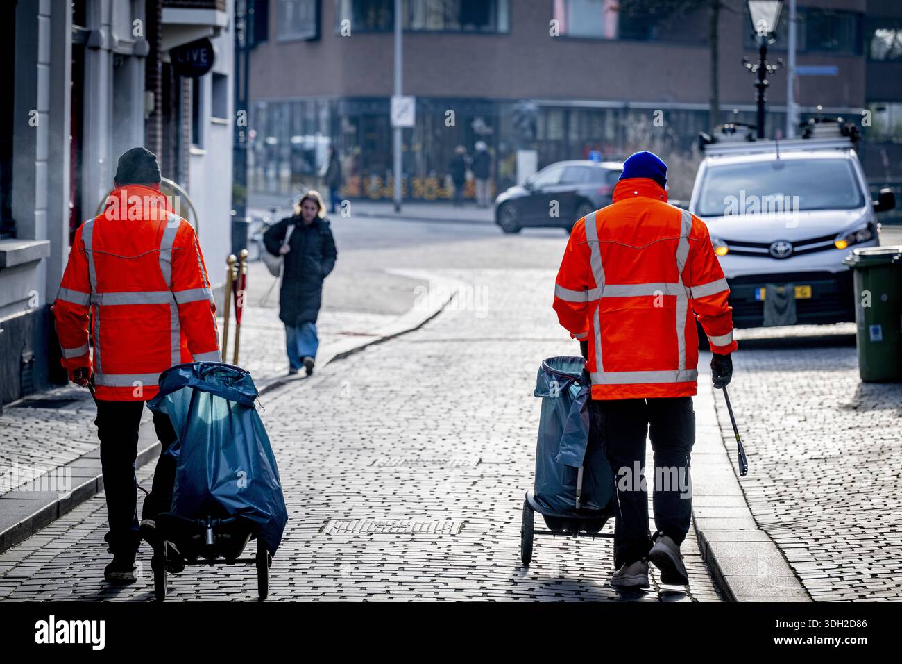 BREDA - Municipal employees are cleaning up paper litter. ROBIN UTRECHT ...