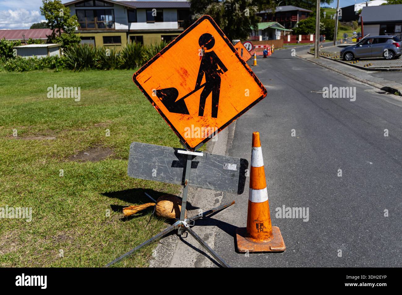Alert roadwork sign hi-res stock photography and images - Alamy