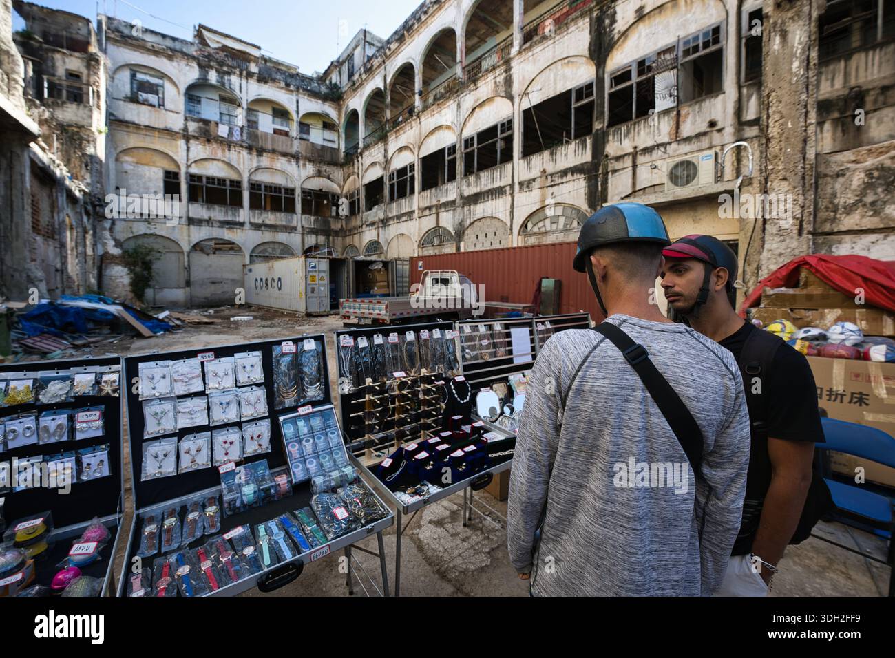 Informal street hi-res stock photography and images - Alamy