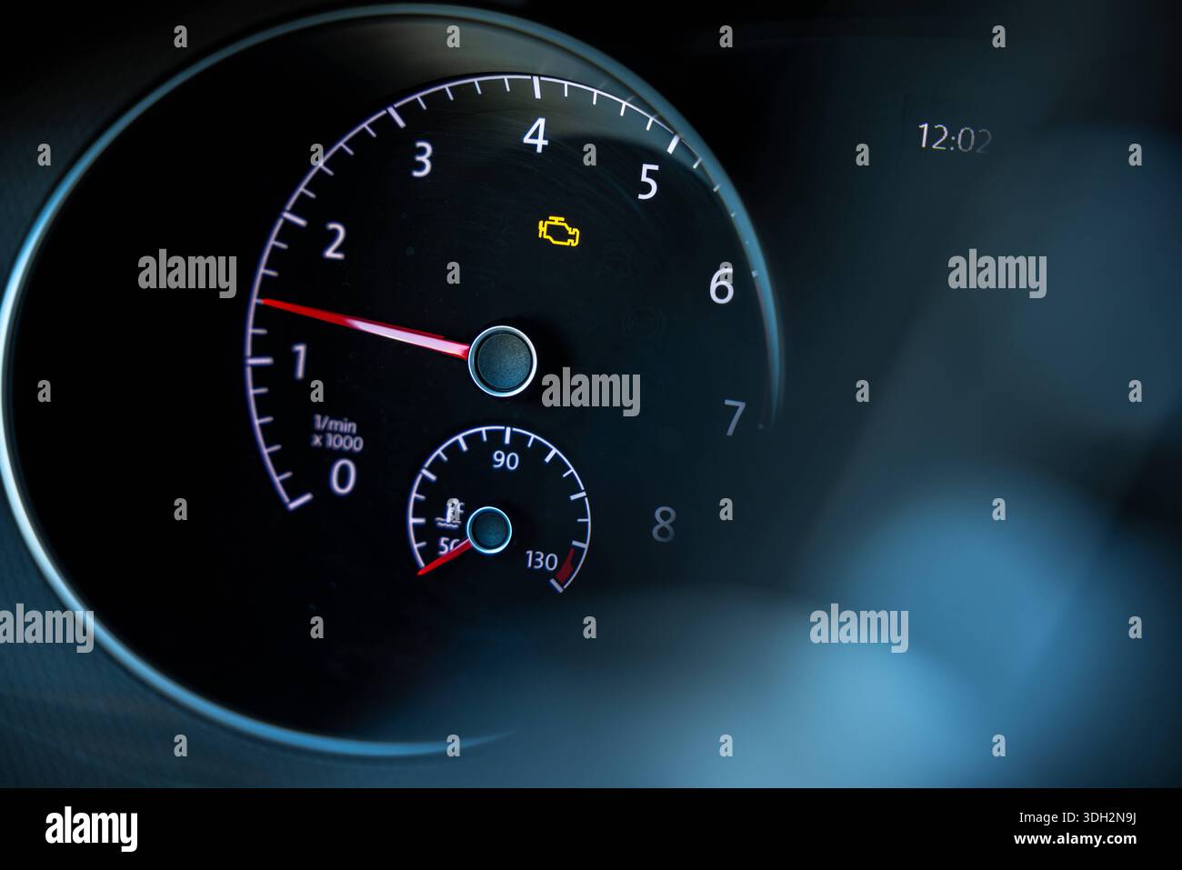 Gelbe Kontrollleuchten am Auto. Deutschland, Berlin am 19.01.2026 ...