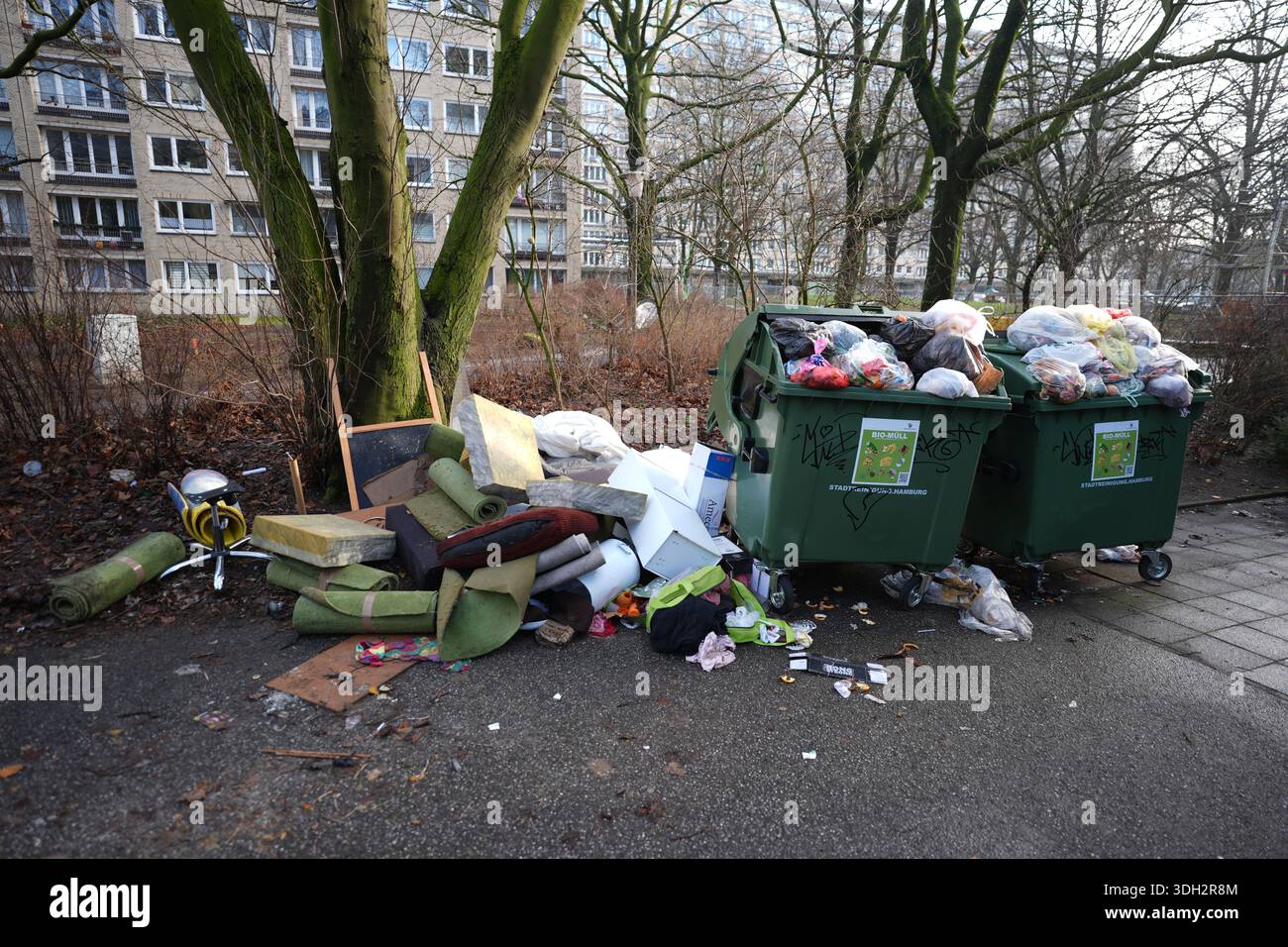 15 January 2026, Hamburg: Residual waste and bulky waste lie in and ...