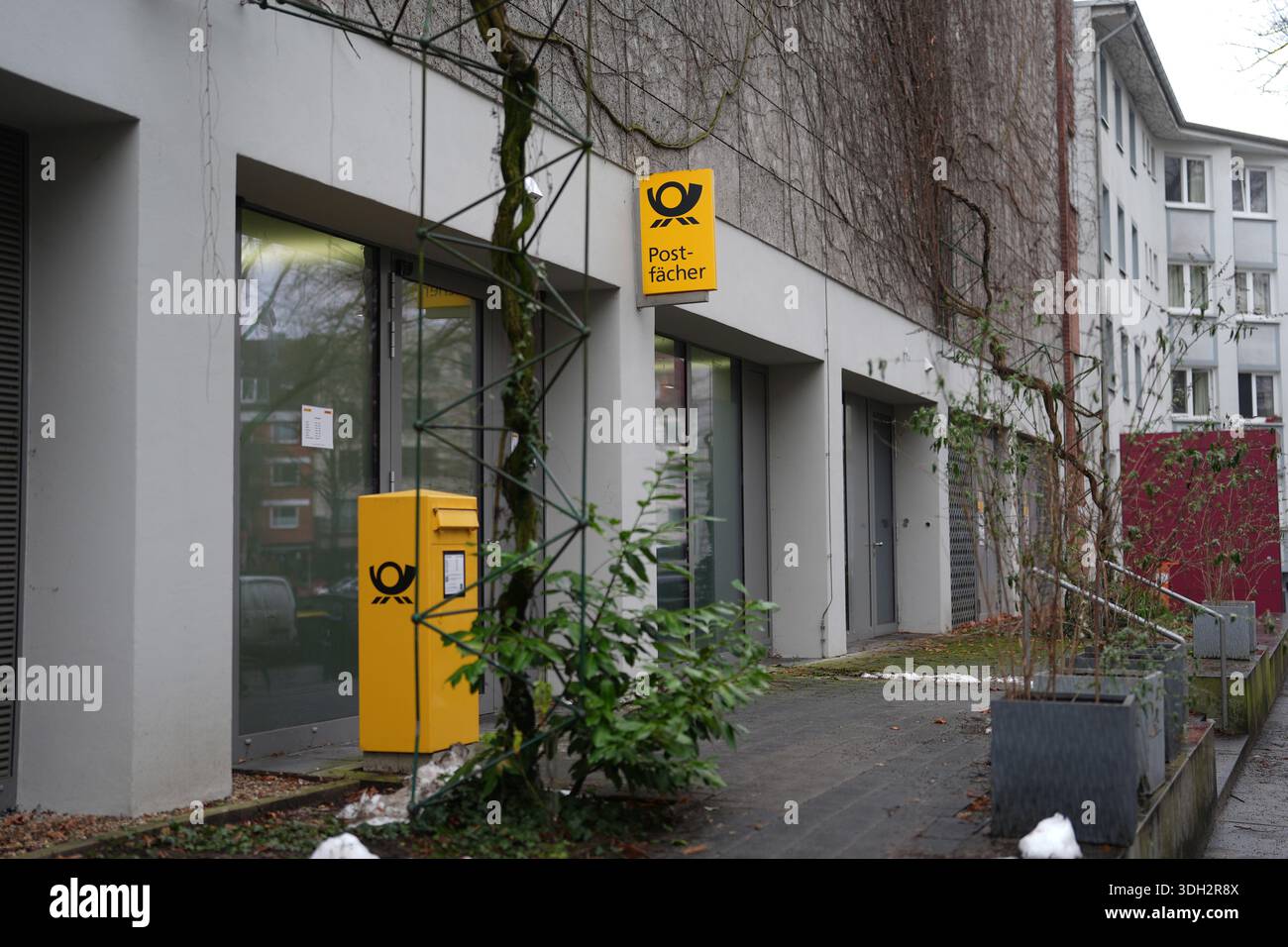 15 January 2026, Hamburg: A yellow sign with the inscription Post ...