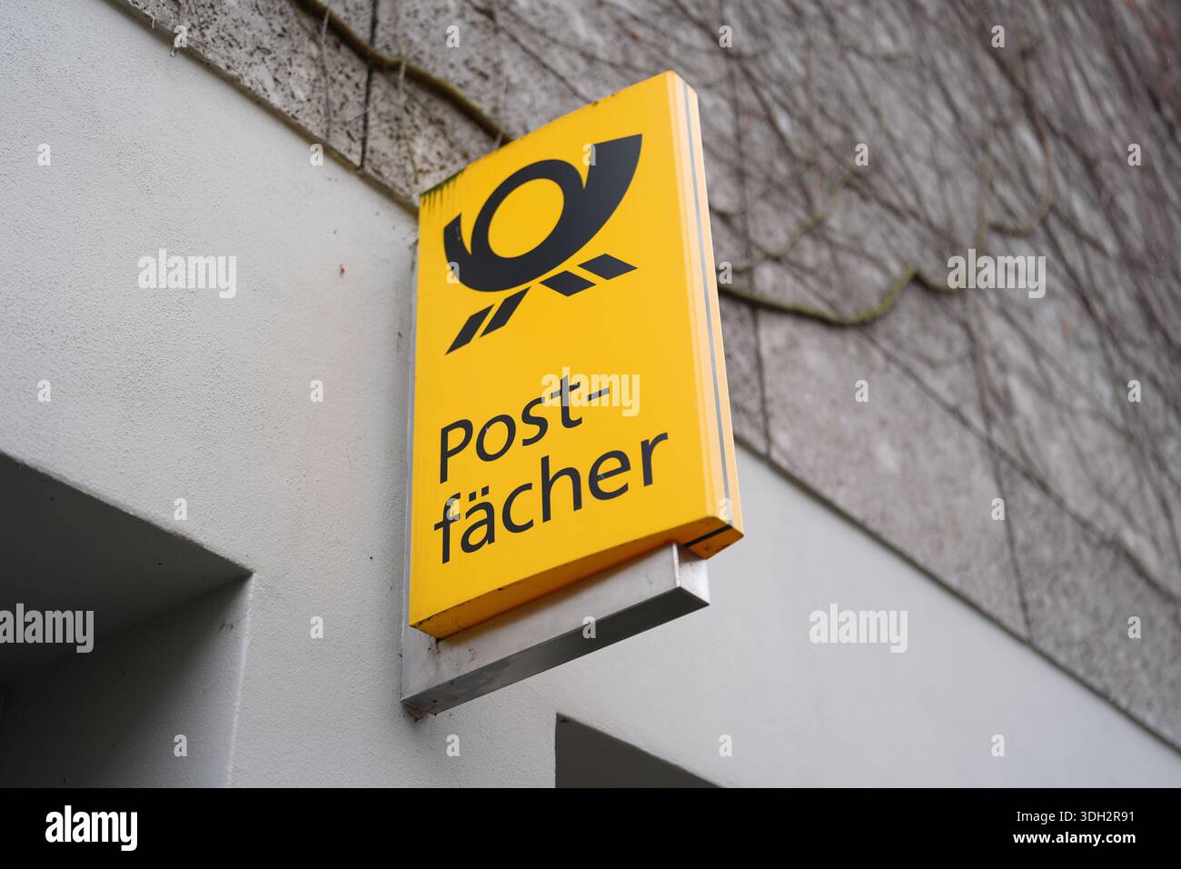 15 January 2026, Hamburg: A yellow sign with the inscription Post ...