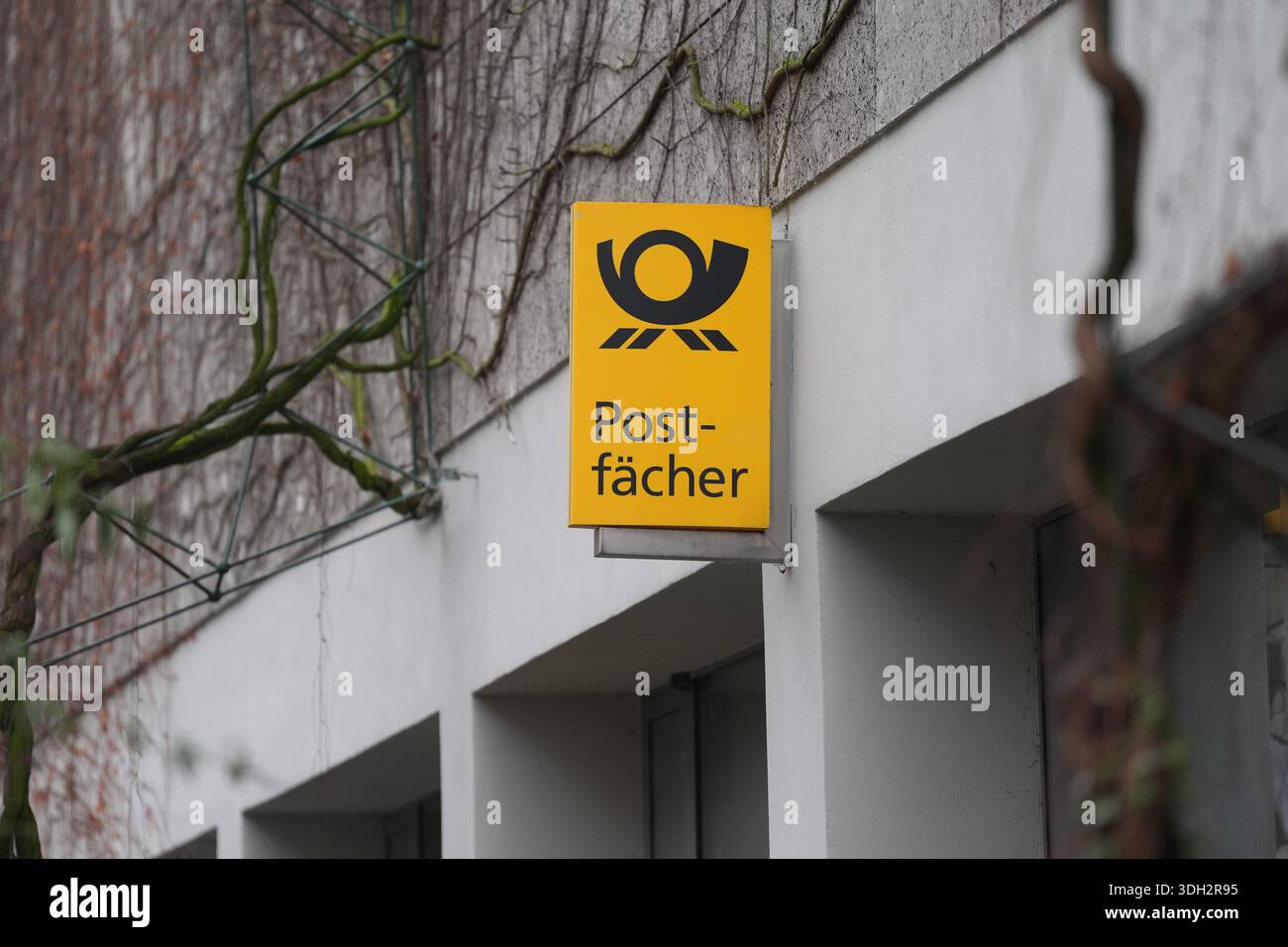 15 January 2026, Hamburg: A yellow sign with the inscription Post ...