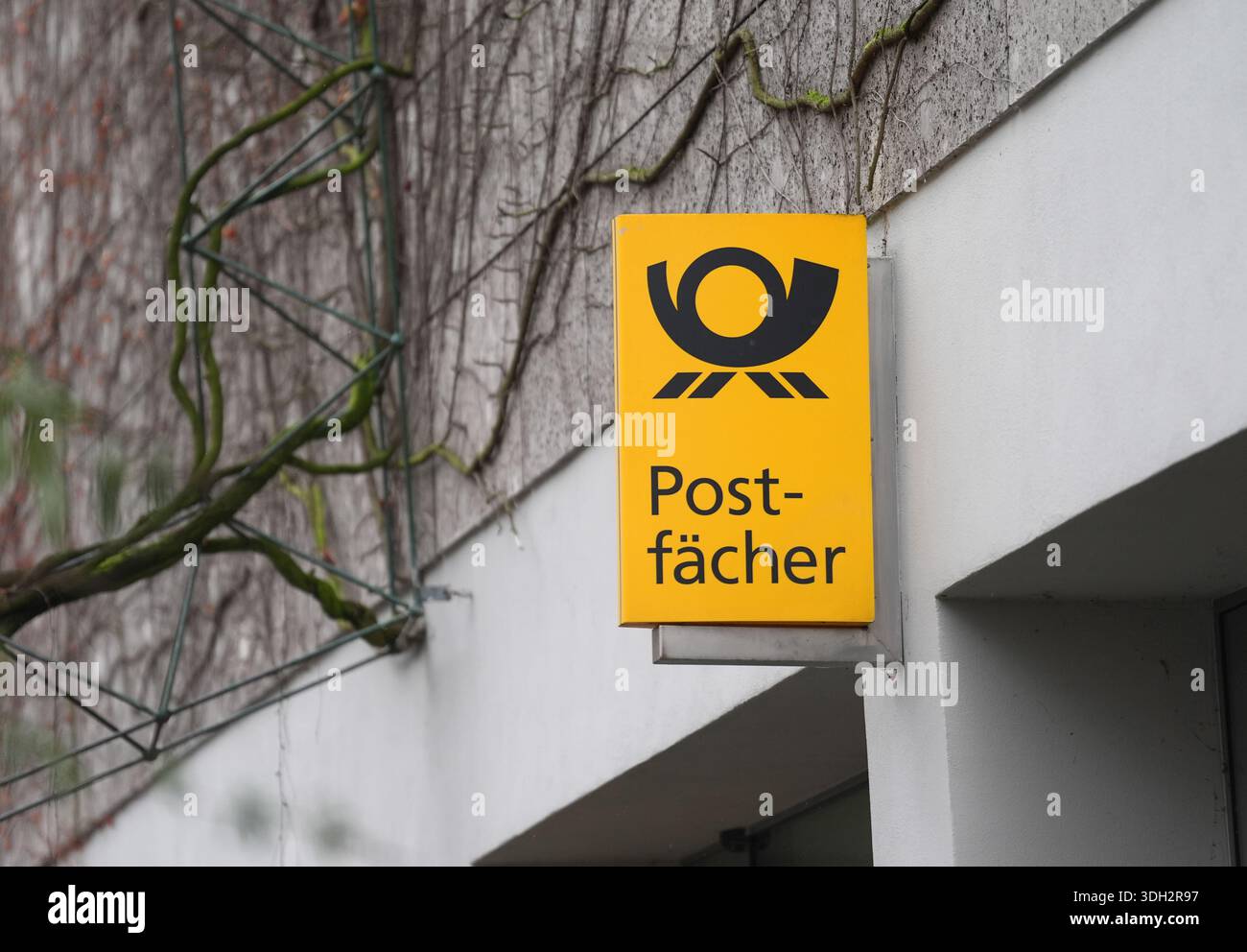 15 January 2026, Hamburg: A yellow sign with the inscription Post ...