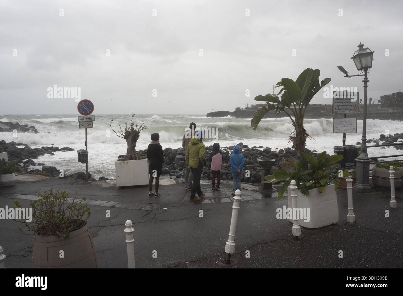 Catania, anticipation for the Harry cyclone on the Catania waterfront ...