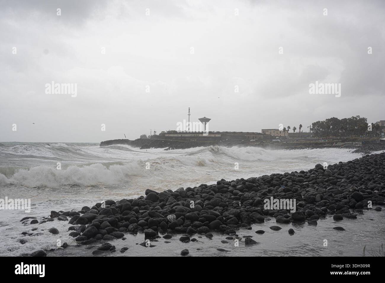 Catania, anticipation for the Harry cyclone on the Catania waterfront ...
