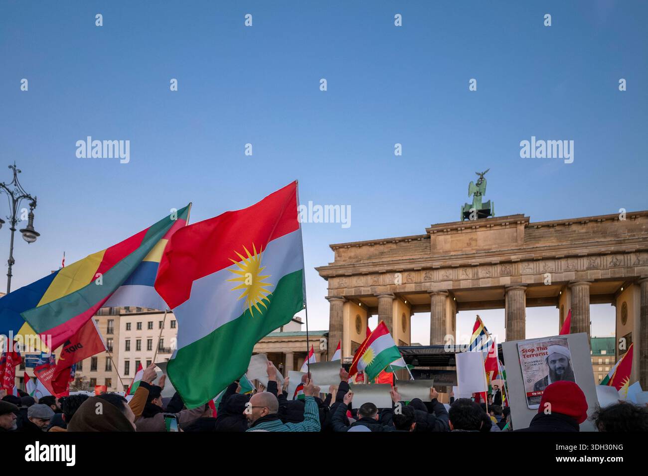 Kurdische Flagge vor dem Brandenburger Tor Berlin Berlin Stock Photo ...