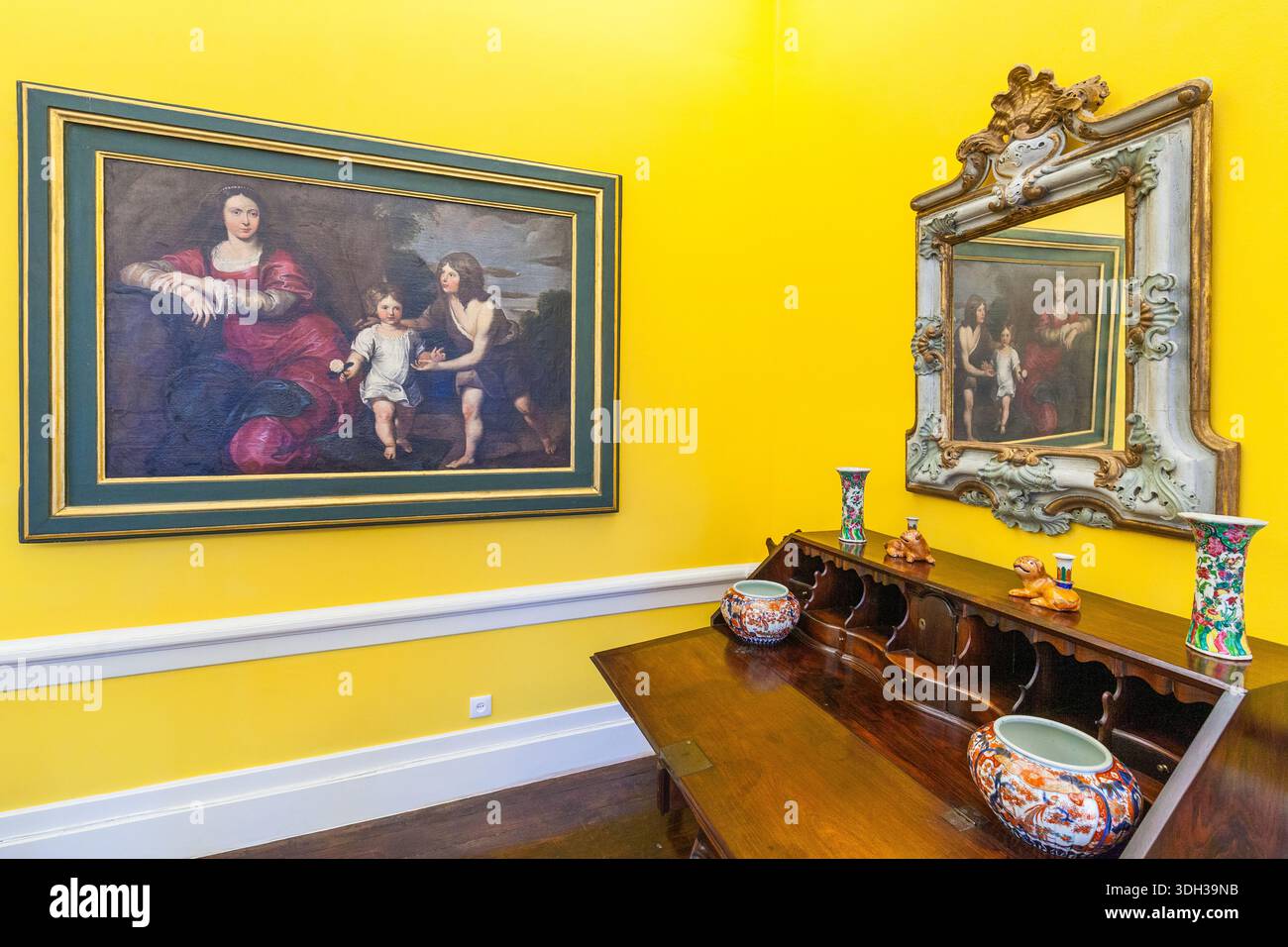 Vibrant yellow room displays hi-res stock photography and images - Alamy