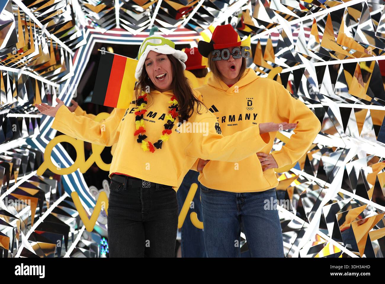 Ski alpine during the interview left together with emma aicher hi-res ...