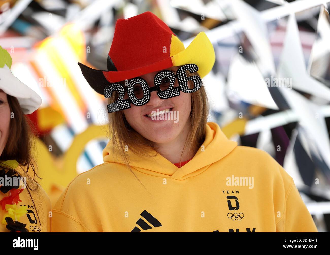 Alpin verkleidet mit deutschland hut und 2026 brille hi-res stock ...
