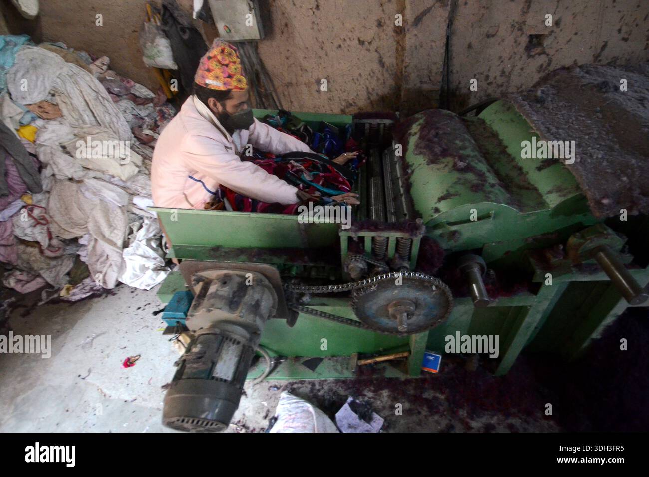 Peshawar, Peshawar, Pakistan. 19th Jan, 2026. Cotton processing ...
