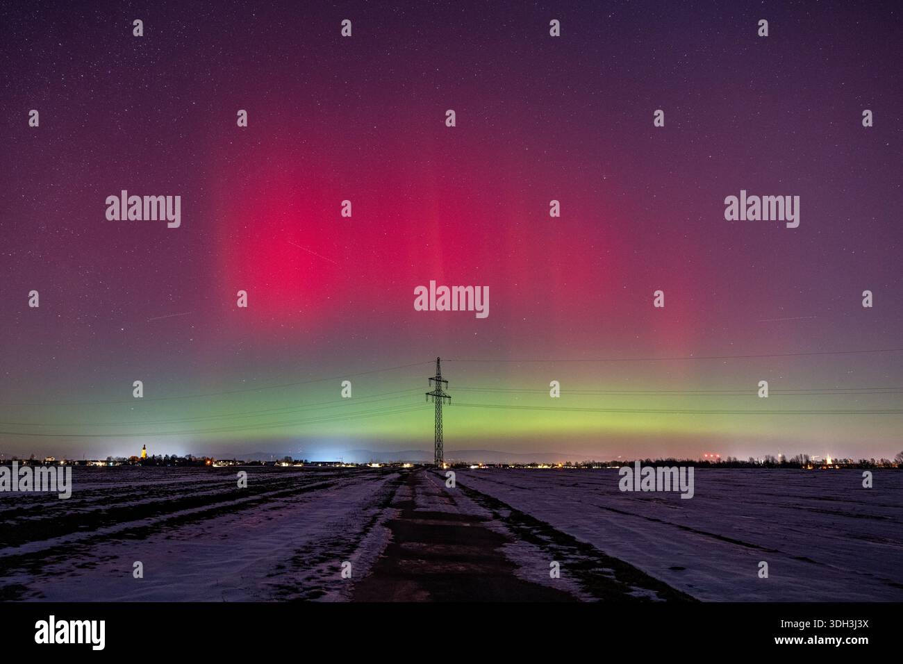 Straubing, Germany. 19th Jan, 2026. Northern lights shine in the night sky over Lower Bavaria ...