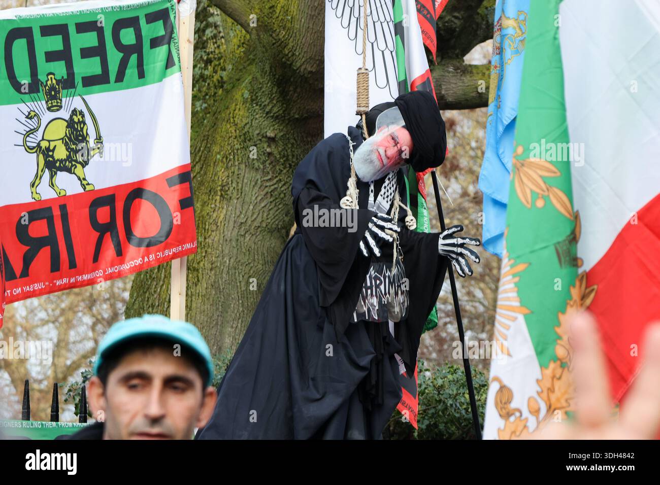 Iranian protesters demonstrate outside the Embassy of the Islamic ...