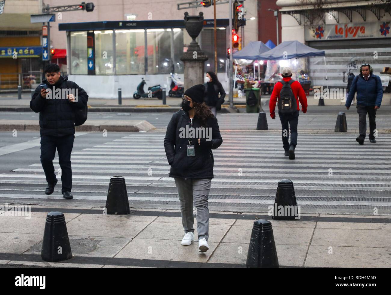 Non Exclusive: People wearing winter clothing bundle up after ...