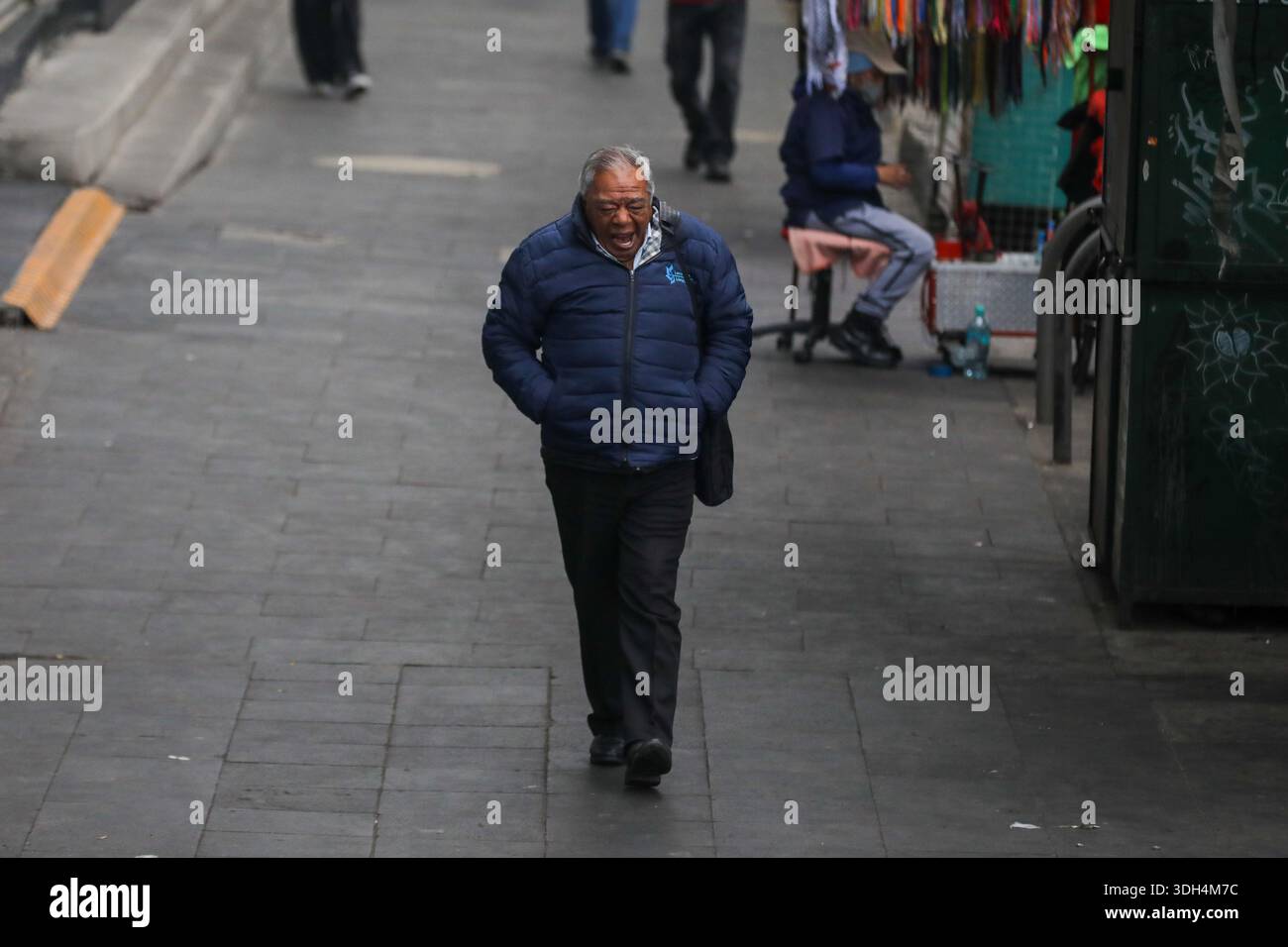 Non Exclusive: People wearing winter clothing bundle up after ...