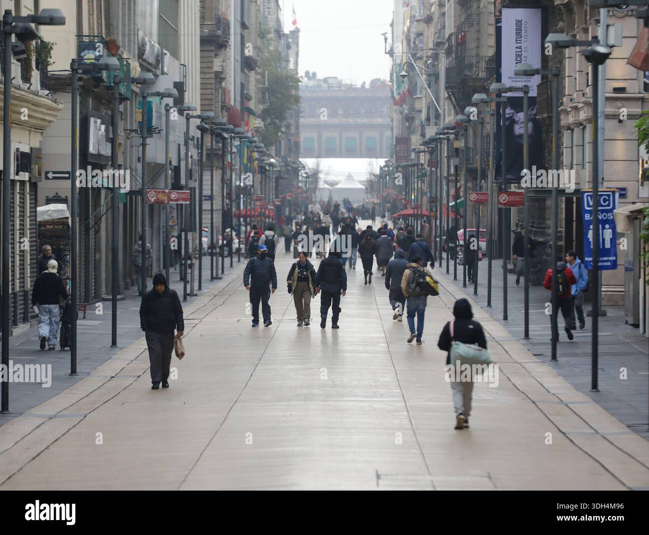 Non Exclusive: People wearing winter clothing bundle up after ...