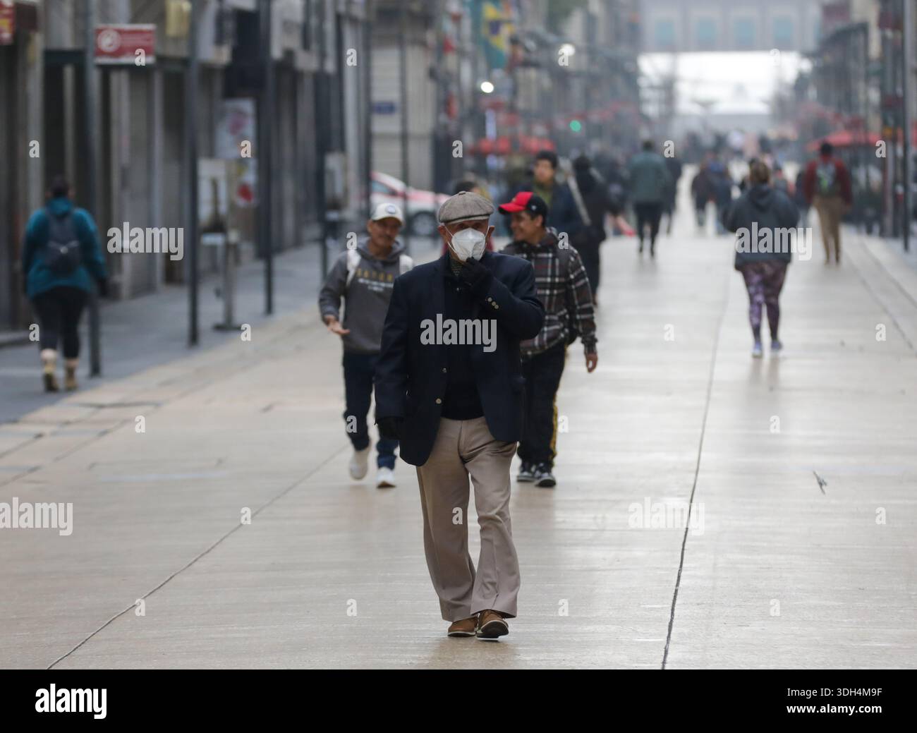 Non Exclusive: People wearing winter clothing bundle up after ...