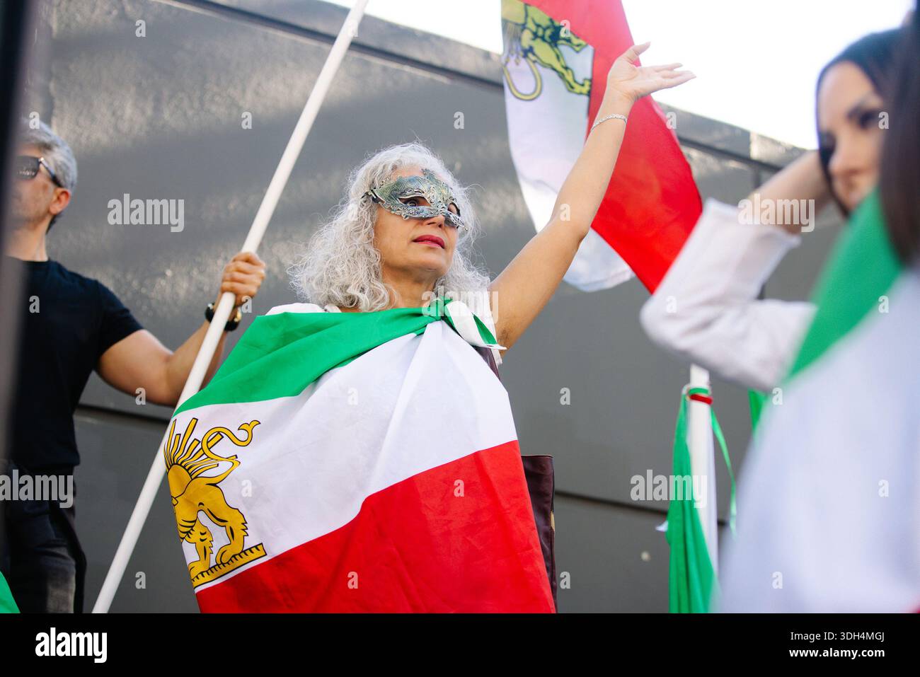 Los Angeles, United States. 18th Jan, 2026. A woman draped in the pre ...