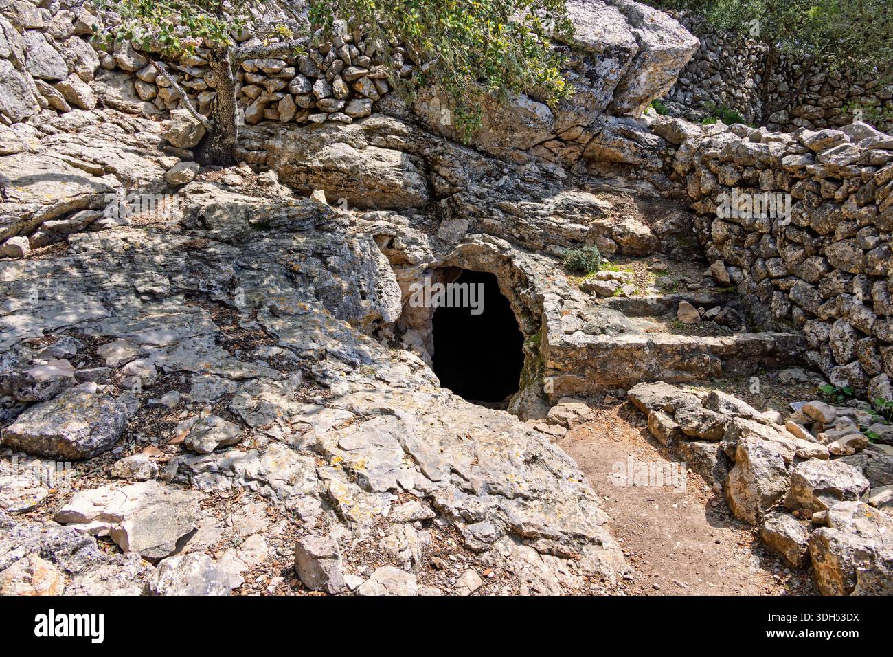 Rocky overhang cave entrance hi-res stock photography and images - Alamy