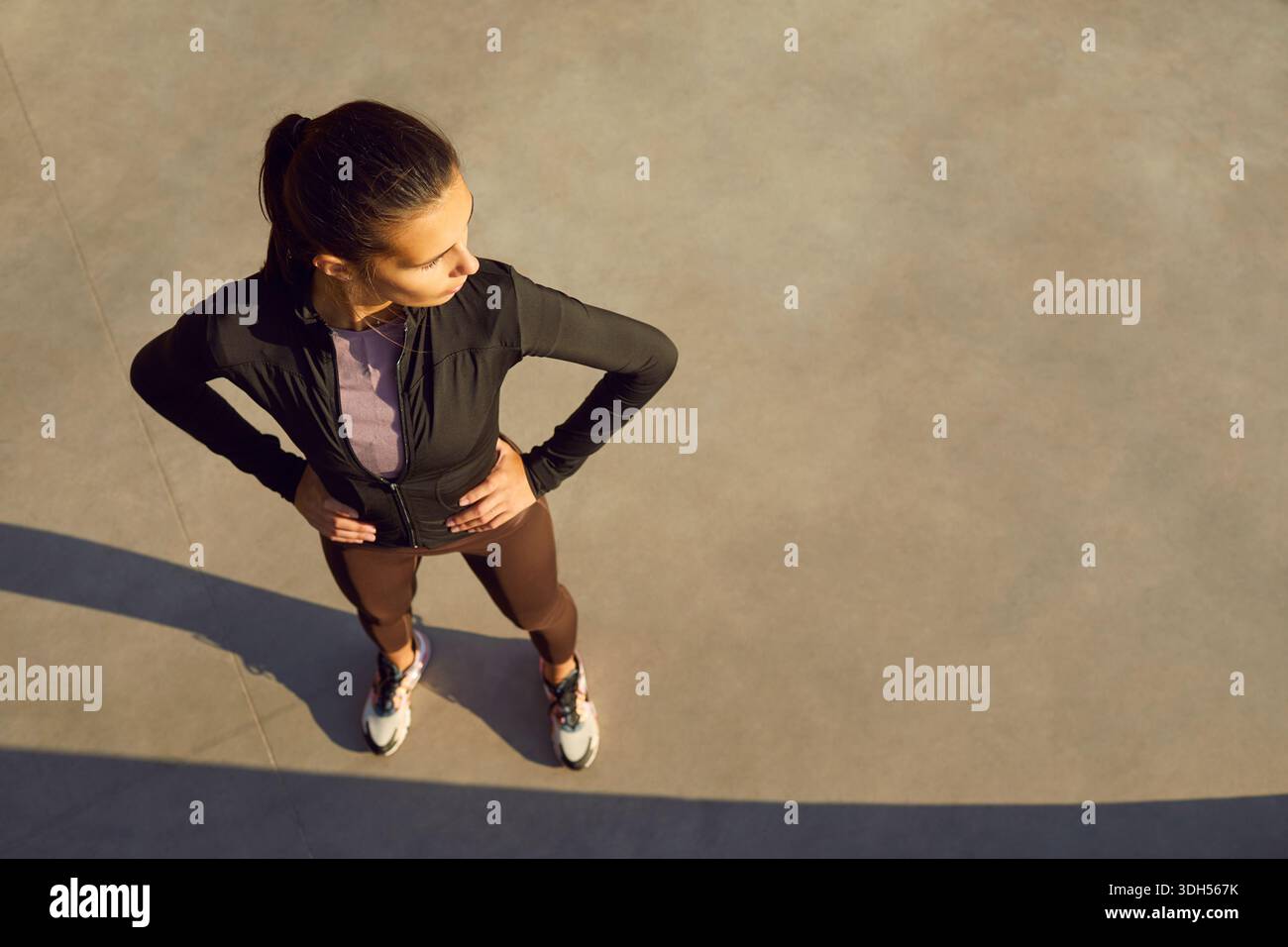 Female power pose hands hips hi-res stock photography and images - Alamy